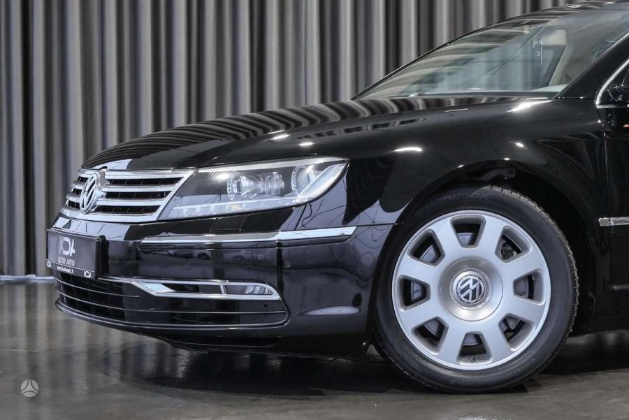 Black Volkswagen Phaeton 2013 in Marijampole, with an engine capacity of 2.97 L and mileage of 246 thousand km for 7950 €, photo 6 on AUTOMOTO.COM.LV