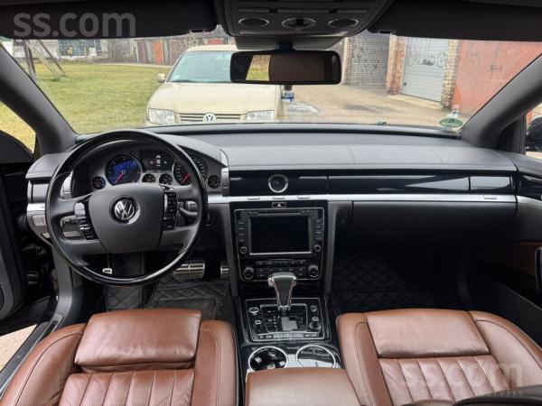 Black Volkswagen Phaeton 2013 in Riga, with an engine capacity of 3.00 L and mileage of 270 thousand km for 15800 €, photo 6 on AUTOMOTO.COM.LV