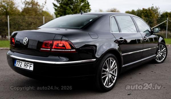 Black Volkswagen Phaeton 2015 in Tallinn, with an engine capacity of 3.00 L and mileage of 195 thousand km for 18900 €, photo 5 on AUTOMOTO.COM.LV