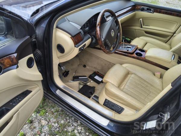 Blue Volkswagen Phaeton 2004 in Daugavpils, with an engine capacity of 5.00 L and mileage of 111 thousand km for 2000 €, photo 4 on AUTOMOTO.COM.LV