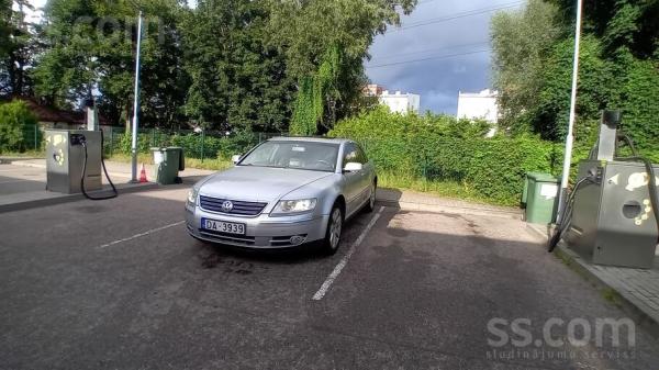Grey Volkswagen Phaeton 2004 in Riga, with an engine capacity of 3.00 L and mileage of 311 thousand km for 2765 €, photo 1 on AUTOMOTO.COM.LV