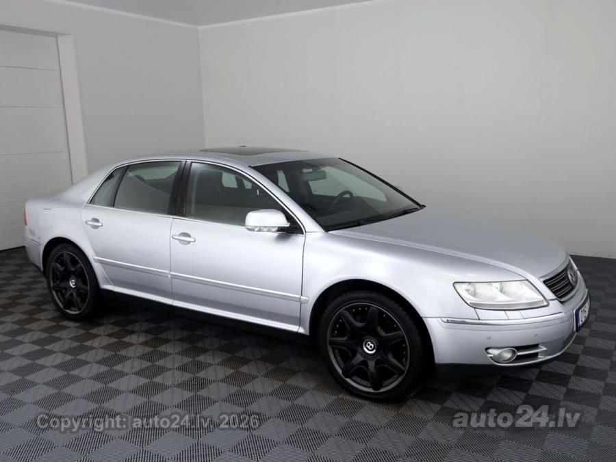 Grey Volkswagen Phaeton 2005 in Tallinn, with an engine capacity of 3.00 L and mileage of 77 thousand km for 3699 €, photo 1 on AUTOMOTO.COM.LV