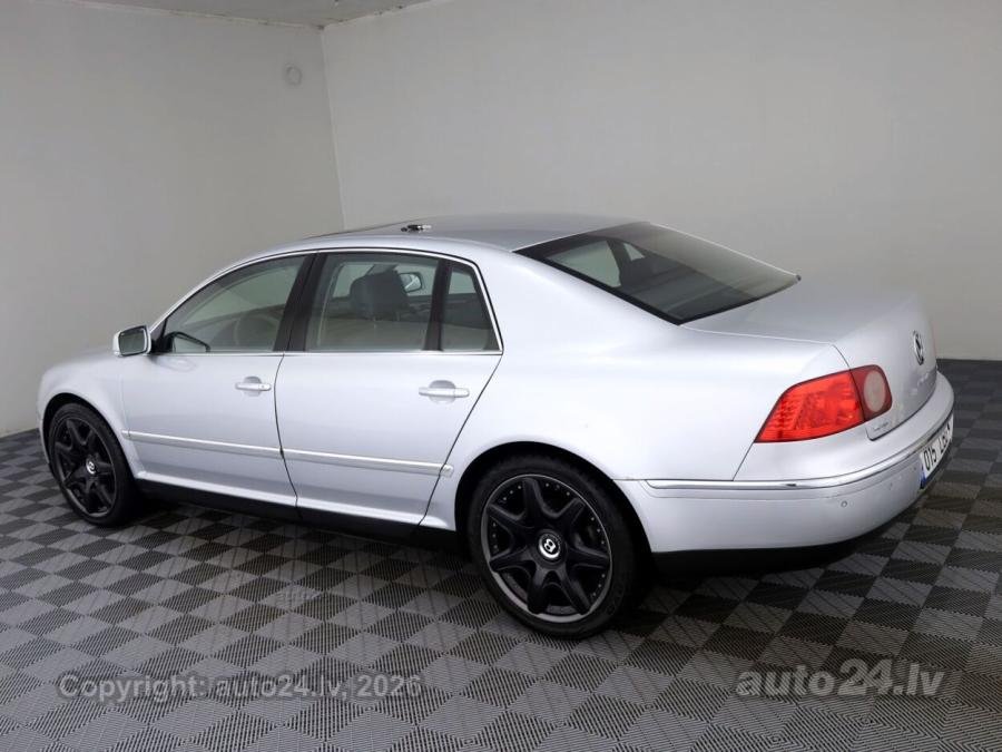 Grey Volkswagen Phaeton 2005 in Tallinn, with an engine capacity of 3.00 L and mileage of 77 thousand km for 3699 €, photo 4 on AUTOMOTO.COM.LV