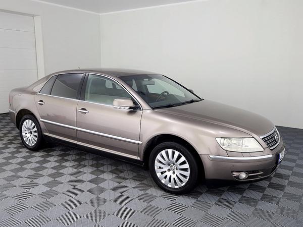 Volkswagen Phaeton 2010 in Tallinn on AUTOMOTO.COM.LV Grey Volkswagen Phaeton 2010 in Tallinn, with an engine capacity of 3.00 L and mileage of 311 thousand km for 2999 €, photo 1 on AUTOMOTO.COM.LV