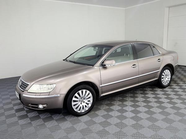 Volkswagen Phaeton 2010 in Tallinn on AUTOMOTO.COM.LV Grey Volkswagen Phaeton 2010 in Tallinn, with an engine capacity of 3.00 L and mileage of 311 thousand km for 2999 €, photo 3 on AUTOMOTO.COM.LV