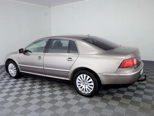 Volkswagen Phaeton 2010 in Tallinn on AUTOMOTO.COM.LV Grey Volkswagen Phaeton 2010 in Tallinn, with an engine capacity of 3.00 L and mileage of 311 thousand km for 2999 €, photo 5 on AUTOMOTO.COM.LV