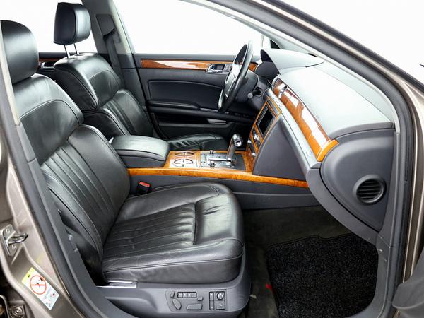 Volkswagen Phaeton 2010 in Tallinn on AUTOMOTO.COM.LV Grey Volkswagen Phaeton 2010 in Tallinn, with an engine capacity of 3.00 L and mileage of 311 thousand km for 2999 €, photo 7 on AUTOMOTO.COM.LV