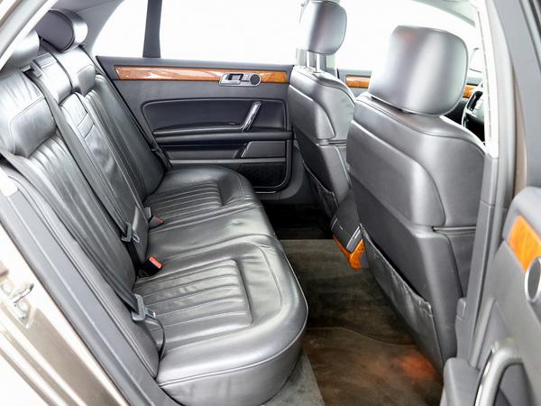 Volkswagen Phaeton 2010 in Tallinn on AUTOMOTO.COM.LV Grey Volkswagen Phaeton 2010 in Tallinn, with an engine capacity of 3.00 L and mileage of 311 thousand km for 2999 €, photo 8 on AUTOMOTO.COM.LV