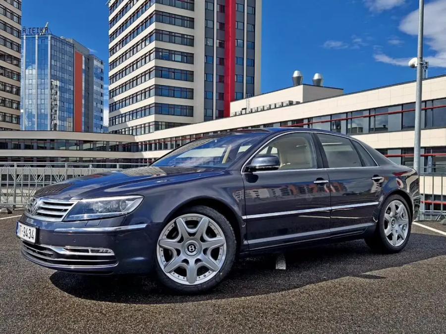 Grey Volkswagen Phaeton 2011 in Riga, with an engine capacity of 3.00 L and mileage of 174 thousand km for 10750 €, photo 1 on AUTOMOTO.COM.LV