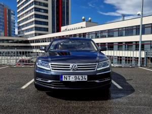 Grey Volkswagen Phaeton 2011 in Riga, with an engine capacity of 3.00 L and mileage of 174 thousand km for 10750 €, photo 3 on AUTOMOTO.COM.LV