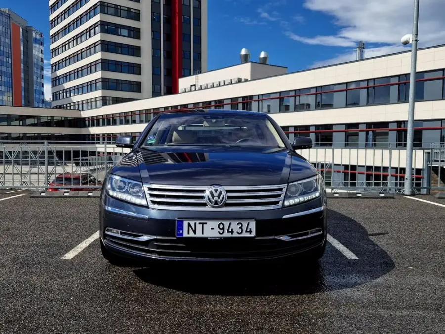 Grey Volkswagen Phaeton 2011 in Riga, with an engine capacity of 3.00 L and mileage of 174 thousand km for 10750 €, photo 3 on AUTOMOTO.COM.LV