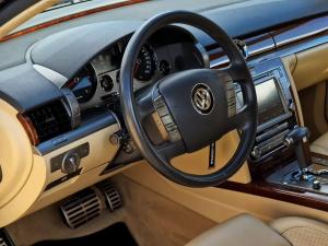 Grey Volkswagen Phaeton 2011 in Riga, with an engine capacity of 3.00 L and mileage of 174 thousand km for 10750 €, photo 4 on AUTOMOTO.COM.LV