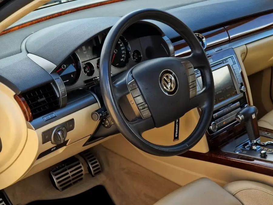 Grey Volkswagen Phaeton 2011 in Riga, with an engine capacity of 3.00 L and mileage of 174 thousand km for 10750 €, photo 4 on AUTOMOTO.COM.LV