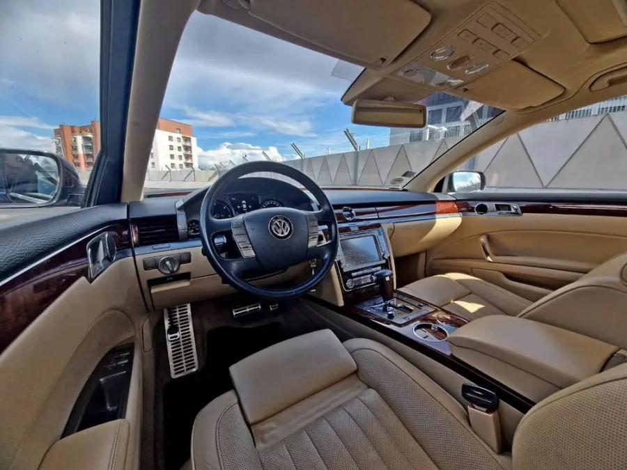 Grey Volkswagen Phaeton 2011 in Riga, with an engine capacity of 3.00 L and mileage of 174 thousand km for 10750 €, photo 5 on AUTOMOTO.COM.LV