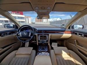 Grey Volkswagen Phaeton 2011 in Riga, with an engine capacity of 3.00 L and mileage of 174 thousand km for 10750 €, photo 7 on AUTOMOTO.COM.LV