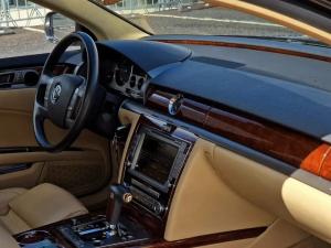 Grey Volkswagen Phaeton 2011 in Riga, with an engine capacity of 3.00 L and mileage of 174 thousand km for 10750 €, photo 8 on AUTOMOTO.COM.LV