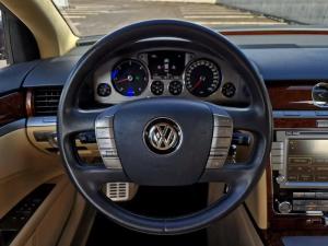 Grey Volkswagen Phaeton 2011 in Riga, with an engine capacity of 3.00 L and mileage of 174 thousand km for 10750 €, photo 10 on AUTOMOTO.COM.LV