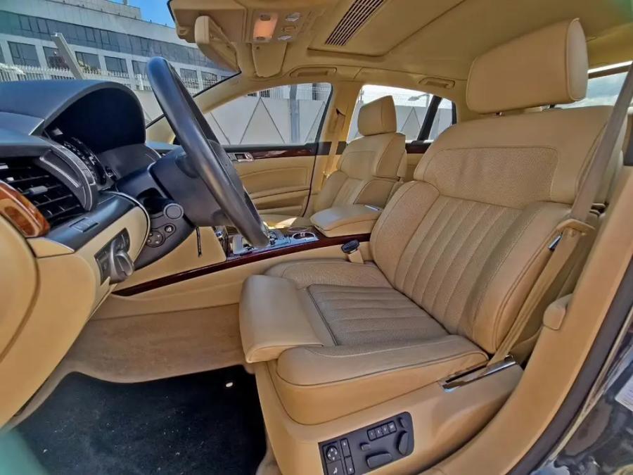 Grey Volkswagen Phaeton 2011 in Riga, with an engine capacity of 3.00 L and mileage of 174 thousand km for 10750 €, photo 11 on AUTOMOTO.COM.LV