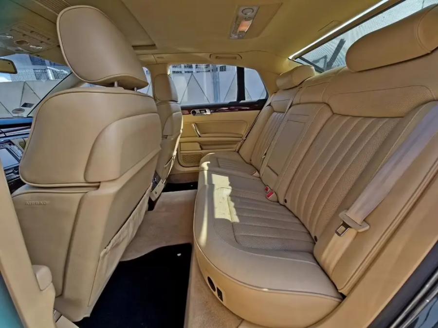 Grey Volkswagen Phaeton 2011 in Riga, with an engine capacity of 3.00 L and mileage of 174 thousand km for 10750 €, photo 13 on AUTOMOTO.COM.LV