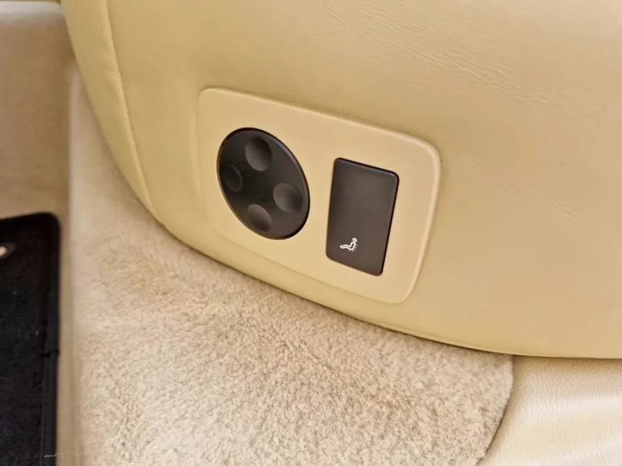 Grey Volkswagen Phaeton 2011 in Riga, with an engine capacity of 3.00 L and mileage of 174 thousand km for 10750 €, photo 14 on AUTOMOTO.COM.LV
