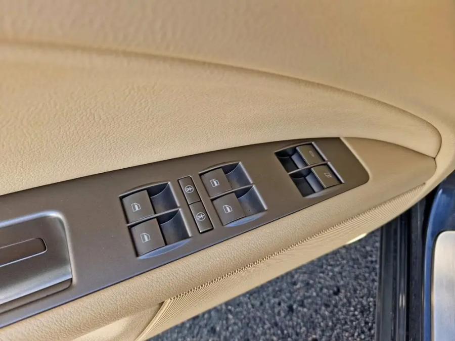 Grey Volkswagen Phaeton 2011 in Riga, with an engine capacity of 3.00 L and mileage of 174 thousand km for 10750 €, photo 16 on AUTOMOTO.COM.LV