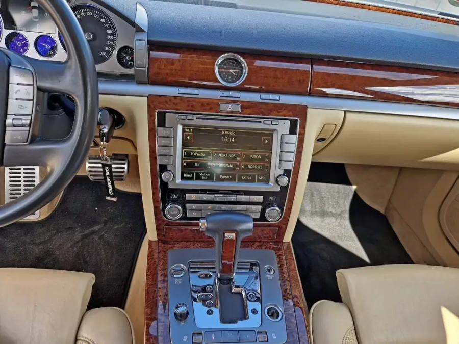 Grey Volkswagen Phaeton 2011 in Riga, with an engine capacity of 3.00 L and mileage of 174 thousand km for 10750 €, photo 19 on AUTOMOTO.COM.LV