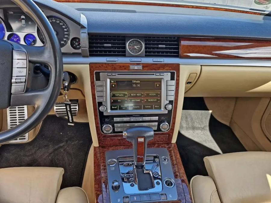 Grey Volkswagen Phaeton 2011 in Riga, with an engine capacity of 3.00 L and mileage of 174 thousand km for 10750 €, photo 20 on AUTOMOTO.COM.LV