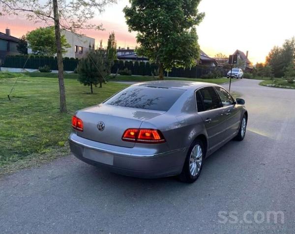 Grey Volkswagen Phaeton 2011 in Kraslava, with an engine capacity of 3.00 L and mileage of 326 thousand km for 9800 €, photo 3 on AUTOMOTO.COM.LV