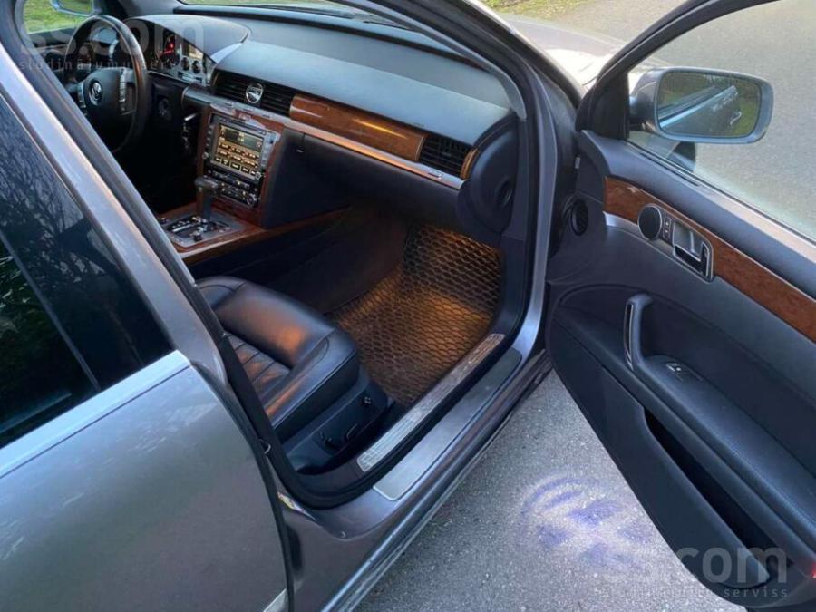 Grey Volkswagen Phaeton 2011 in Kraslava, with an engine capacity of 3.00 L and mileage of 326 thousand km for 9800 €, photo 6 on AUTOMOTO.COM.LV