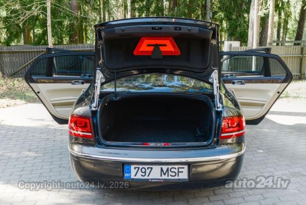Pelēks Volkswagen Phaeton 2013 Tallina, ar dzinēja tilpumu 3.00 L un nobraukumu 256 tūkst. km par 7500 €, foto 7 vietnē AUTOMOTO.COM.LV