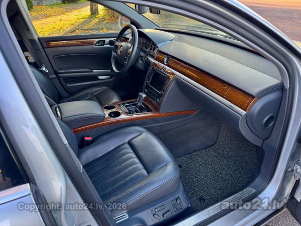 Grey Volkswagen Phaeton 2014 in Tallinn, with an engine capacity of 3.00 L and mileage of 145 thousand km for 12900 €, photo 8 on AUTOMOTO.COM.LV