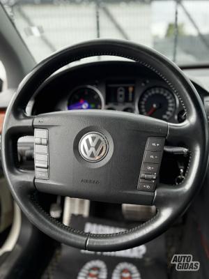 White Volkswagen Phaeton 2008 in Klaipeda, with an engine capacity of 3.00 L and mileage of 229 thousand km for 2750 €, photo 19 on AUTOMOTO.COM.LV