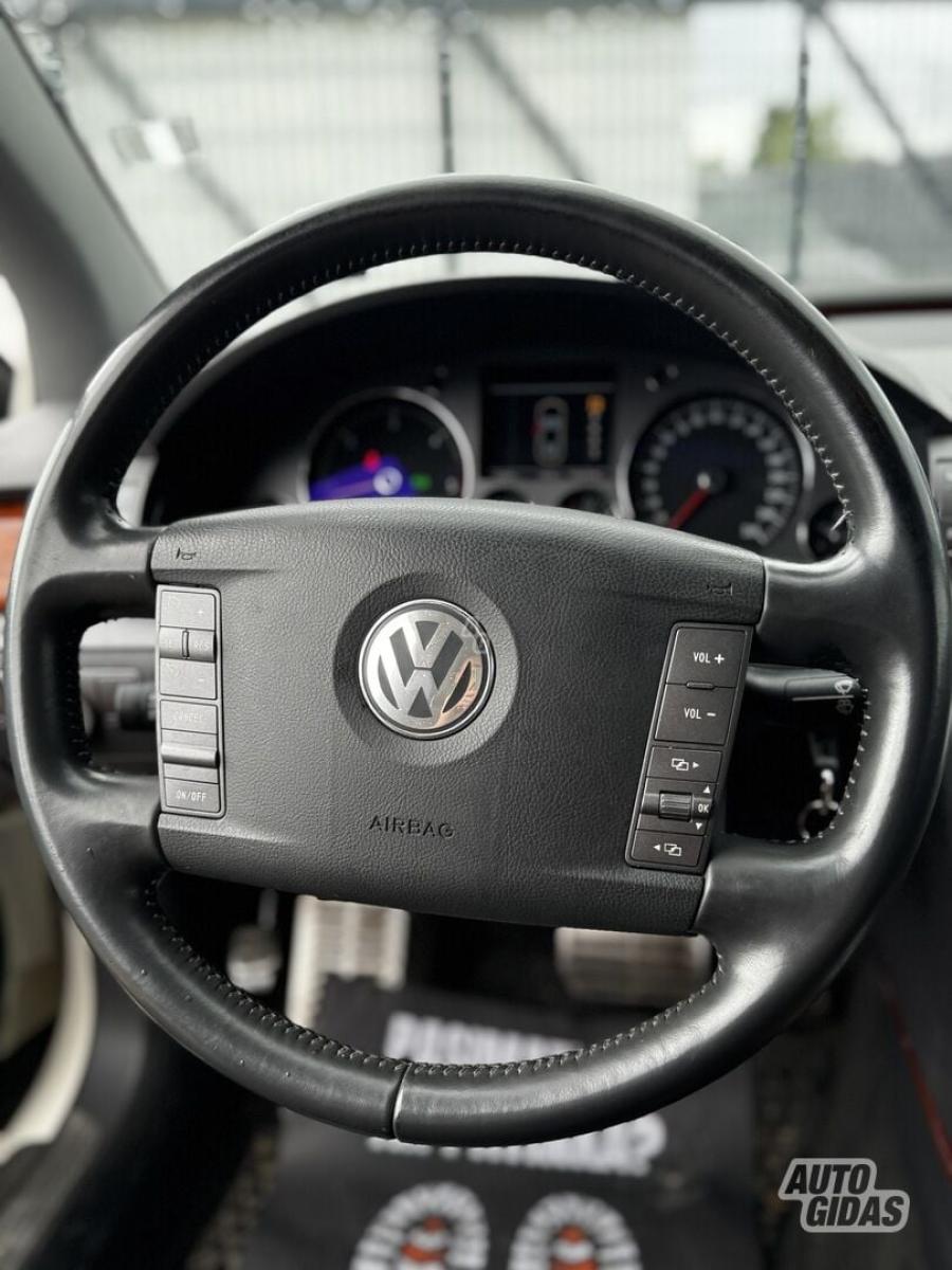 White Volkswagen Phaeton 2008 in Klaipeda, with an engine capacity of 3.00 L and mileage of 229 thousand km for 2750 €, photo 19 on AUTOMOTO.COM.LV