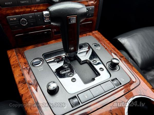 White Volkswagen Phaeton 2008 in Tallinn, with an engine capacity of 3.00 L and mileage of 260 thousand km for 3900 €, photo 9 on AUTOMOTO.COM.LV