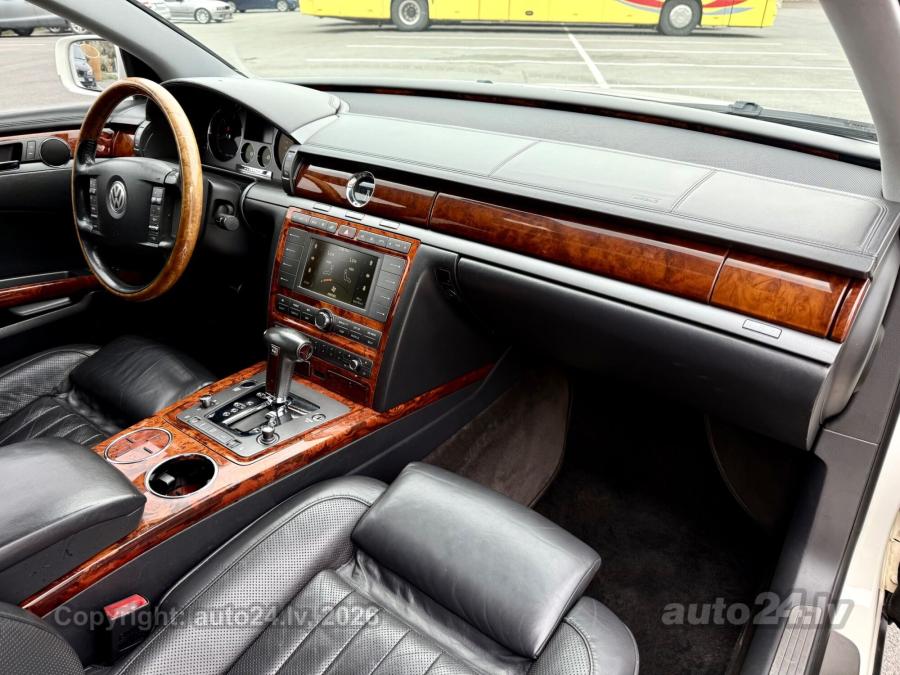 Balts Volkswagen Phaeton 2008 Tallina, ar dzinēja tilpumu 3.00 L un nobraukumu 262 tūkst. km par 3499 €, foto 10 vietnē AUTOMOTO.COM.LV