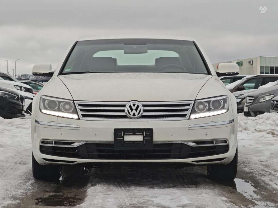 White Volkswagen Phaeton 2014 in Vilnius, with an engine capacity of 2.97 L and mileage of 272 thousand km for 13000 €, photo 2 on AUTOMOTO.COM.LV