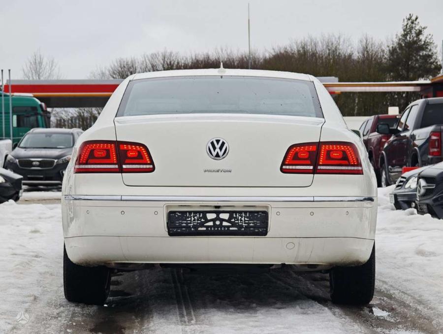 White Volkswagen Phaeton 2014 in Vilnius, with an engine capacity of 2.97 L and mileage of 272 thousand km for 13000 €, photo 8 on AUTOMOTO.COM.LV
