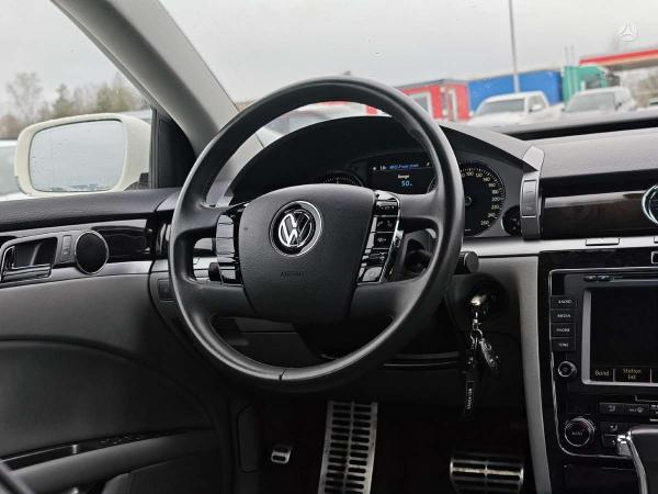 White Volkswagen Phaeton 2014 in Vilnius, with an engine capacity of 2.97 L and mileage of 272 thousand km for 13000 €, photo 10 on AUTOMOTO.COM.LV