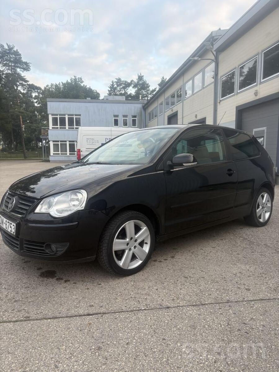 Black Volkswagen Polo 2005 in Riga, with an engine capacity of 1.40 L and mileage of 315 thousand km for 1750 €, photo 1 on AUTOMOTO.COM.LV