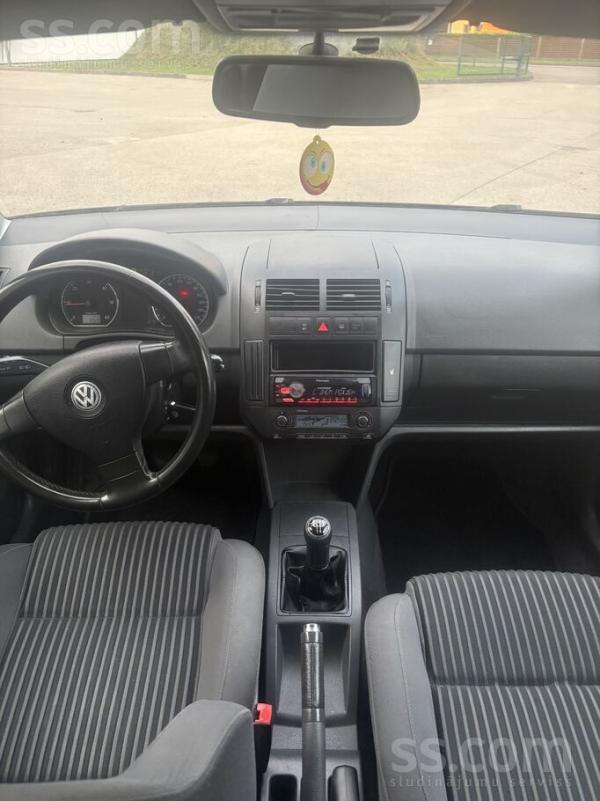 Black Volkswagen Polo 2005 in Riga, with an engine capacity of 1.40 L and mileage of 315 thousand km for 1750 €, photo 7 on AUTOMOTO.COM.LV