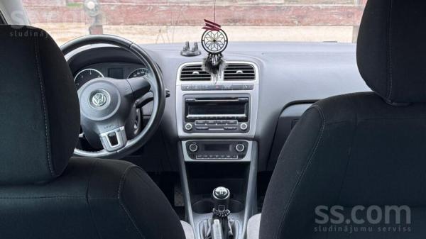 Black Volkswagen Polo 2013 in Riga, with an engine capacity of 1.60 L and mileage of 415 thousand km for 2200 €, photo 4 on AUTOMOTO.COM.LV