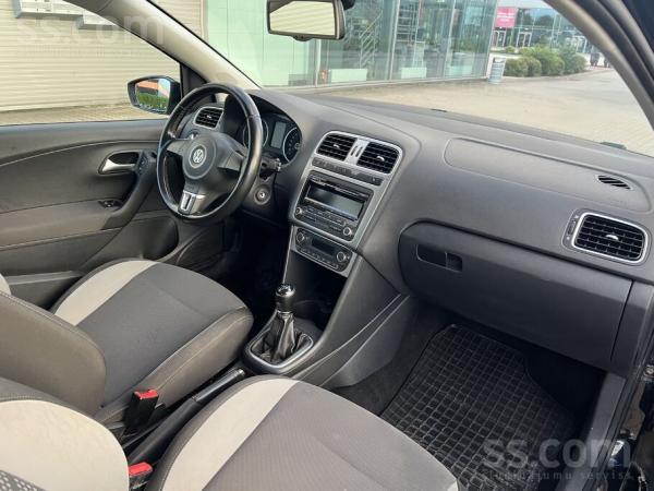 Black Volkswagen Polo 2013 in Riga, with an engine capacity of 1.60 L and mileage of 410 thousand km for 2300 €, photo 5 on AUTOMOTO.COM.LV