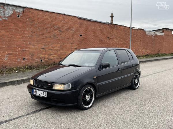 Melns Volkswagen Polo 1998 Druskininkai, ar dzinēja tilpumu 1.40 L un nobraukumu 220 tūkst. km par 650 €, foto 1 vietnē AUTOMOTO.COM.LV