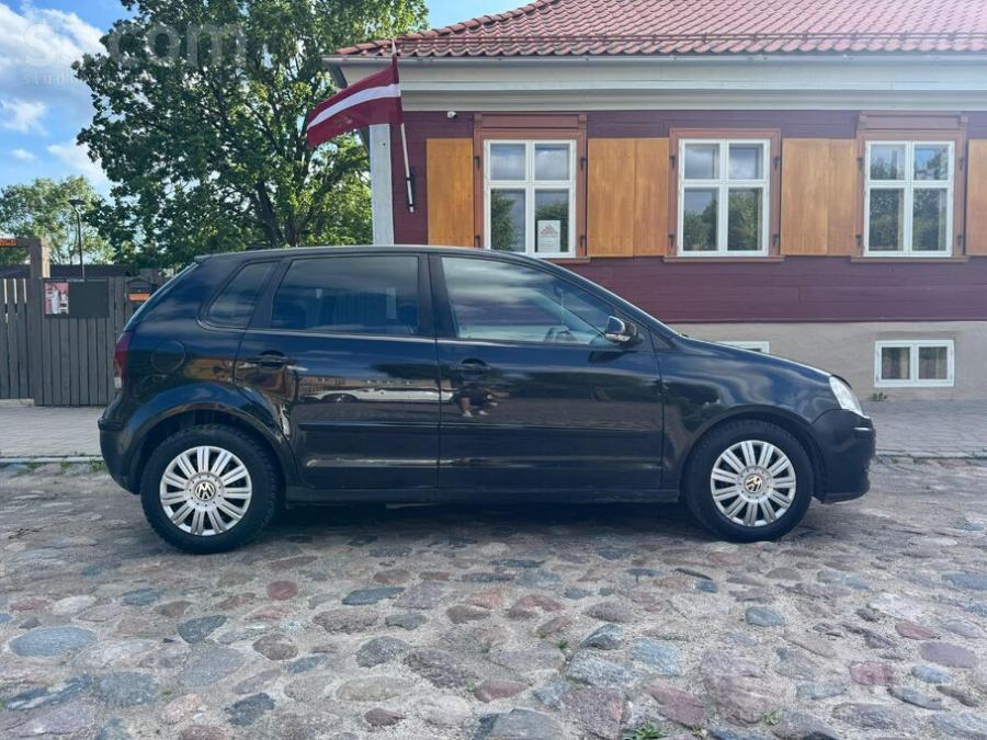 Black Volkswagen Polo 2005 in Jelgava, with an engine capacity of 1.40 L and mileage of 343 thousand km for 1450 €, photo 2 on AUTOMOTO.COM.LV