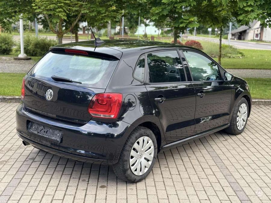 Black Volkswagen Polo 2009 in Ukmerge, with an engine capacity of 1.60 L and mileage of 326 thousand km for 2400 €, photo 4 on AUTOMOTO.COM.LV