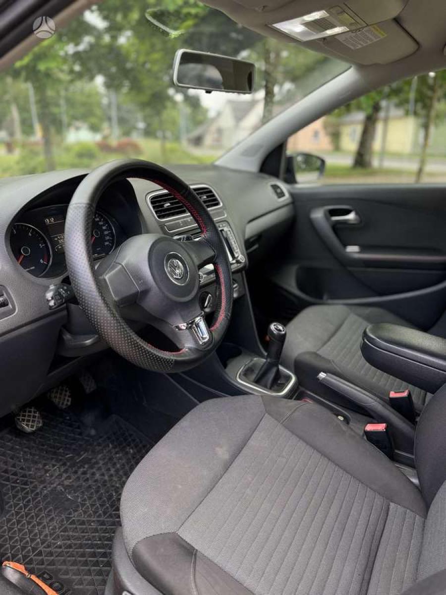 Black Volkswagen Polo 2009 in Ukmerge, with an engine capacity of 1.60 L and mileage of 326 thousand km for 2400 €, photo 6 on AUTOMOTO.COM.LV