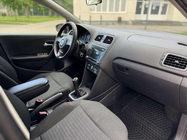 Black Volkswagen Polo 2009 in Ukmerge, with an engine capacity of 1.60 L and mileage of 326 thousand km for 2400 €, photo 6 on AUTOMOTO.COM.LV