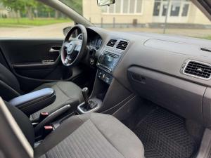 Black Volkswagen Polo 2009 in Ukmerge, with an engine capacity of 1.60 L and mileage of 326 thousand km for 2400 €, photo 7 on AUTOMOTO.COM.LV
