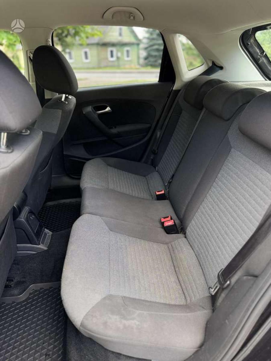 Black Volkswagen Polo 2009 in Ukmerge, with an engine capacity of 1.60 L and mileage of 326 thousand km for 2400 €, photo 9 on AUTOMOTO.COM.LV