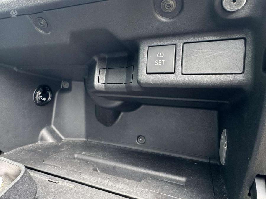 Black Volkswagen Polo 2009 in Ukmerge, with an engine capacity of 1.60 L and mileage of 326 thousand km for 2400 €, photo 13 on AUTOMOTO.COM.LV